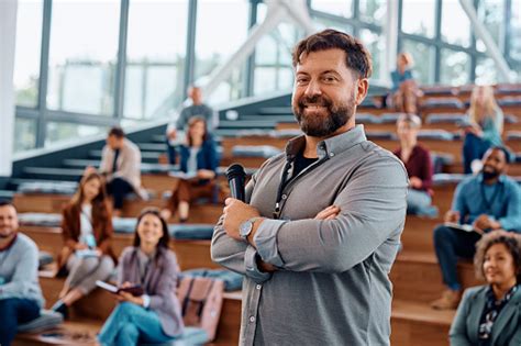 대류 센터에서 비즈니스 프레젠테이션을 하는 동안 카메라를 바라보는 자신감 넘치는 기업가 강사에 대한 스톡 사진 및 기타 이미지 강사 경영자 교육 Istock