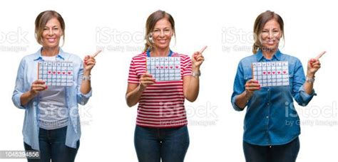 손과 손가락 측면을 가리키는 매우 행복 격리 된 배경 위에 생리 캘린더를 들고 중 히스패닉 여자의 콜라주 폐경기에 대한 스톡 사진 및 기타 이미지 Istock