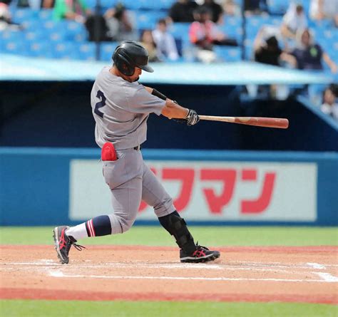 ＜立大・慶大＞6回、2本目となるソロを放つ慶大・本間（撮影・大城 有生希） ― スポニチ Sponichi Annex 野球