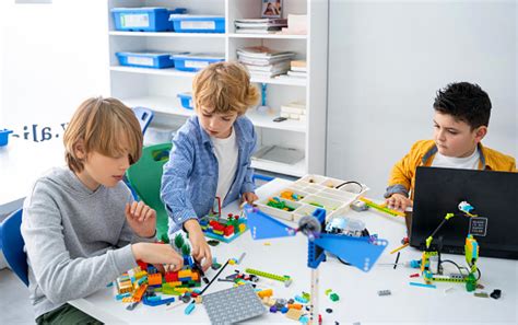 로봇 공학 레고 프로그래밍 수업 아이들은 로봇 레고를 만들고 코딩합니다 생성자 블록과 노트북 원격 제어 조이스틱을 사용한