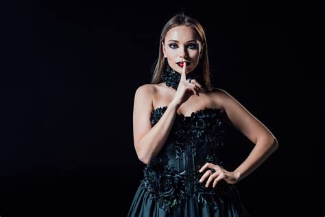 무서운 뱀파이어 소녀 에 검정 고딕 드레스 보여주는 Shh 기호 고립 에 검정 흡혈귀에 대한 스톡 사진 및 기타 이미지 흡혈귀 한 명의 여자만 고딕 양식 Istock