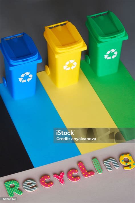 세 가지 색상 코딩 된 재활용 쓰레기통 복사 공간이있는 기하학적 종이 배경에 대한 등색 그림 쓰레기통 파란색 노란색 및 녹색의
