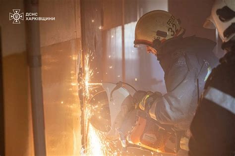 У двох районах виникли пожежі рятувальники показали наслідки нічної атаки РФ на Харків — фото