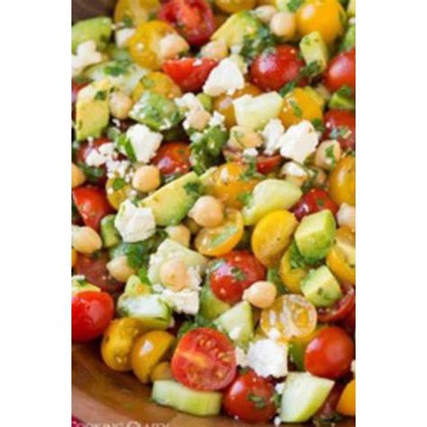 Лесна салата с чери домати и нахут