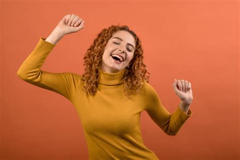 오렌지 색 스튜디오 배경에 고립 된 눈을 가진 오렌지 점퍼를 입은 젊고 매력적인 빨간 머리 백인 소녀 Mental Wellbeing에 대한 스톡 사진 및 기타 이미지