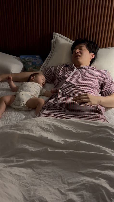 둥이👼🏻 하기스제공 제품협찬 ｜huggieskorea 아빠랑 커플티 입고 알콩달콩 놀 준비 완료 ⸜ •ᴗ