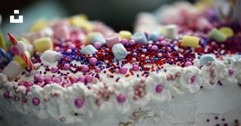 설탕과 사탕을 얹은 케이크 사진 Unsplash의 무료 음식 이미지