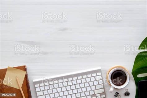 작업 영역 사무실 나무 책상 컴퓨터 키보드 잎과 커피 한잔 복사 공간 평면도 공란에 대한 스톡 사진 및 기타 이미지 공란 끈적거리는 데스크탑 컴퓨터 Istock