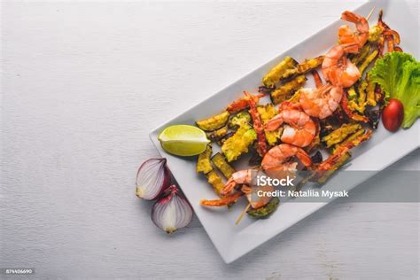 구운된 야채와 함께 로얄 새우 구이 에 나무 배경 최고의 볼 수 있습니다 여유 공간입니다 0명에 대한 스톡 사진 및 기타 이미지 Istock