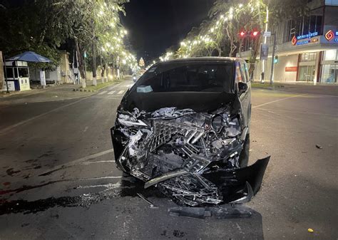 រថយន្តមួយគ្រឿងបើកបំពានភ្លើងសញ្ញាចរាចរណ៍ជ្រុលទៅបុករថយន្តមួយគ្រឿងទៀតបណ្តាលឲ្យរថយន្តមួយគ្រឿងខ្ទេចមួ