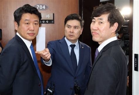 유승민 몸으로 막겠다···오신환 사·보임계에 바른미래 폭발 네이트 뉴스