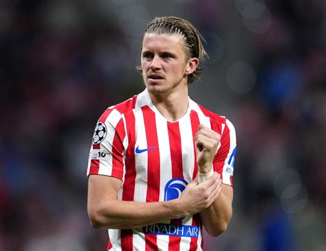 Man United News Club Told To Sign 25 Year Old Midfielder