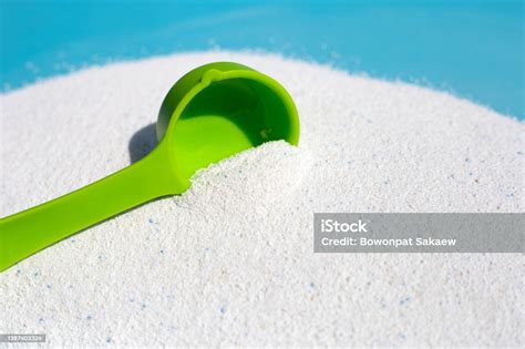 세제 분말 은 옷 세척을위한 측정 숟가락과 함께 세탁 컨셉 가사 집안일에 대한 스톡 사진 및 기타 이미지 가사 집안일 경제 기포 Istock