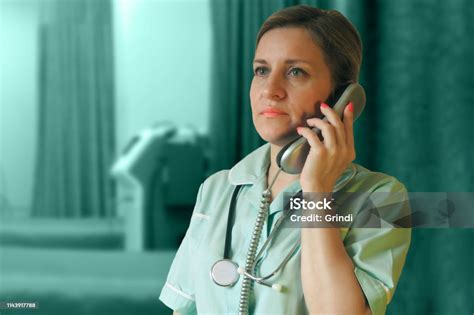 전화로 의사 또는 간호사 전화 목 주위에 핸드셋과 청진 기를 가진 제복에 여자는 의학 환자를 상담 합니다 간호사에 대한 스톡 사진 및 기타 이미지 Istock