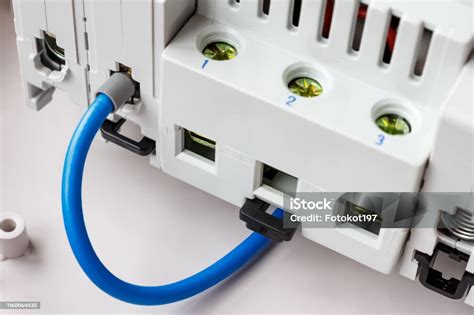 자동 회로 차단기 포트 클로즈업에 연결된 파란색 와이어 공학에 대한 스톡 사진 및 기타 이미지 공학 모던 양식 배전반