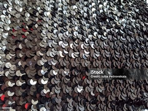 스팽글 원단 흰색과 회색 광택블랙 스팽글 혼란스러운 방식으로 개별 요소에 빛을 반사합니다 바느질 또는 크리스마스 장식 배경 0명에 대한 스톡 사진 및 기타 이미지 Istock