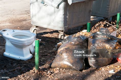 금속 근처 도시 거리에 쓰레기 및 쓰레기통 쓰레기와 쓰레기 도시 오염 가득 찬에 대한 스톡 사진 및 기타 이미지 가득 찬 가방 거리 Istock