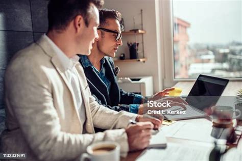 사무실에서 함께 일하고 랩톱을 사용 하는 비즈니스 사람들 변호사에 대한 스톡 사진 및 기타 이미지 변호사 원격근무 2명 Istock