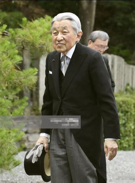 86歲明仁上皇牽老伴下火車，美智子優雅靦腆，恩愛不輸雅子德仁 每日頭條