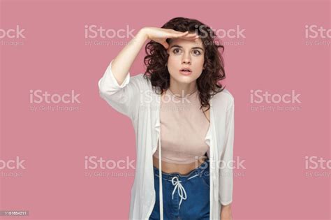 심각한 세심 한 아름 다운 갈색 머리 젊은 여자의 초상화 캐주얼 스타일에 곱슬 헤어스타일을 가진 손으로 서 머리와 보고 갈색 머리에 대한 스톡 사진 및 기타 이미지 Istock