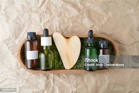 얼굴 세럼 또는 천연 오일과 나무 얼굴 마사지기 과샤를 곁들인 모의 드롭퍼 병 0명에 대한 스톡 사진 및 기타 이미지 0명 가꿔주기 광고 Istock