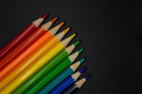 목탄 칠판 배경에 색 연필 학교로 돌아갑니다 텍스트 입력을 위한 빈 공간 0명에 대한 스톡 사진 및 기타 이미지 0명 갈색 개념 Istock