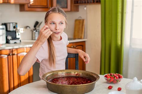 부엌에서 집에서 여자는 테이블에 앉아 딸기를 먹고 딸기 잼을 요리 완벽한 미소를 12 13세에 대한 스톡 사진 및 기타 이미지 12 13세 가정 생활 가정 주방