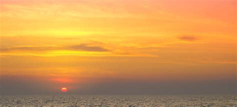 스카이 라인의 탁 트인 전망을 즐기십시오 형형색색의 구름과 함께 아침 하늘에 태양이 떠오릅니다 그리고 아름다운 구름 무늬 바다에서 아침의 부드러운 빛에 게으름에 대한 스톡