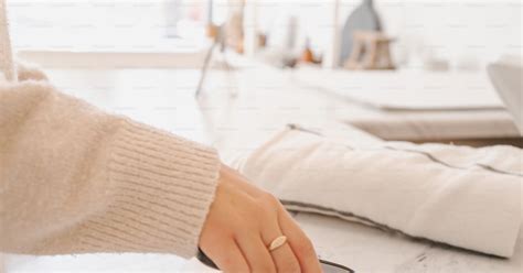 한 여성이 카운터에서 컴퓨터 마우스를 사용하고 있다 사진 Unsplash의 거래 이미지