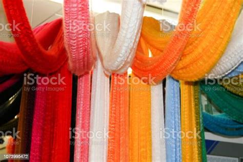 다 색 색깔 밝은 잡종 조각의 색된 인공 아크릴 직물 섬유 섬유 생산의 제품의 데모의 번들 샘플 0명에 대한 스톡 사진 및 기타