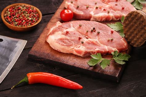 생고기 검은 배경에 야채 고추 토마토 소금과 향신료와 함께 절단 보드에 원시 돼지 스테이크 0명에 대한 스톡 사진 및 기타 이미지 Istock