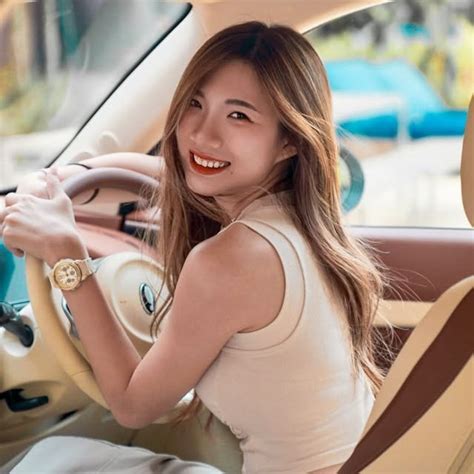 和我的wedding Planner一起吃早餐，然后又不知不觉讨论到decor的事 啊啊啊啊啊啊啊本来放下了 一讨论又生气了 6pm才跟我说