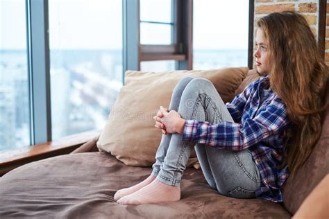 Vacker Liten Flicka Som Ligger På En Soffa Arkivfoto Bild 84279408