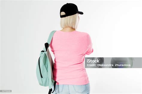 흰색 배경에 고립된 배낭을 멘 스포티한 행복한 중년의 아름다운 여성 공간을 복사합니다 중년 여성의 건강한 라이프 스타일 폐경기 활동적인 삶 여자는 운동하러 간다 건강한 노인