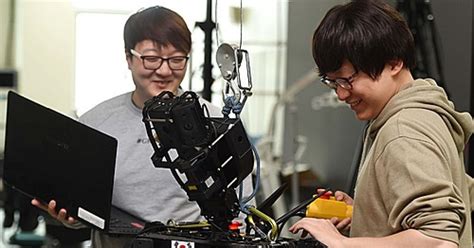 과학의날 D 1 인공지능 로봇 똘망 연구하는 연구원들