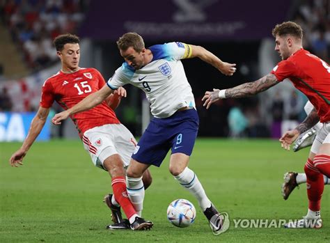 해리 케인 견제하는 웨일스 연합뉴스