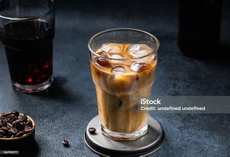 크림이 부어 있는 키가 큰 유리에 아이스 커피 아이스 라떼 추운 여름 음료 유리에 차가운 양조 카푸치노 온 아이스 베트남 아이스 커피 아침에 대한 스톡 사진 및 기타 이미지