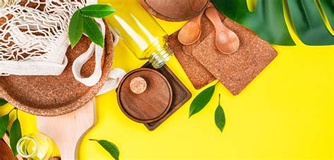 환경 친화적 인 일회용 식기 재활용 개념 노란색 배경에 빈 재사용 가능 일회용 환경 친화적 인 접시 세트 천연 재료로 만든 생태 식기 플라스틱이없는 삶 가방에 대한 스톡