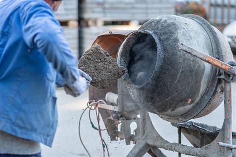 건설 현장에서 믹서에 시멘트 콘크리트 박격포 혼합물을 만들기 위해 삽을 사용하는 알 수없는 남자 백 뷰 믹서에 선택적 초점 시멘트 혼합기에 대한 스톡 사진 및 기타 이미지