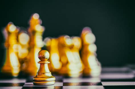 체스판에 전략 체스 전투 정보 도전 게임입니다 성공 전략 개념입니다 체스 비즈니스 리더와 성공 아이디어입니다 체스 전략 게임 비즈니스 경쟁 성공을 재생할 수 있습니다 개념에