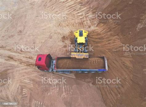 열린 구덩이에있는 티퍼 트럭에 휠 로더로드 모래 오픈 피트 광산에서 토공의 프런트 엔드 로더 오픈 캐스트 개발에 중장비 개발에 대한 스톡 사진 및 기타 이미지 Istock