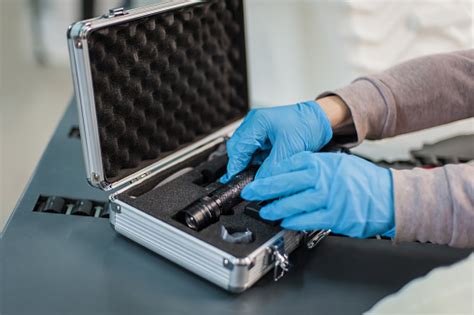 기술자는 수지 3d 인쇄 프린터를 경화하기 위해 Uv 램프를 사용합니다 3차원 형태에 대한 스톡 사진 및 기타 이미지 3차원 형태 건설 산업 공장 산업 건물 Istock