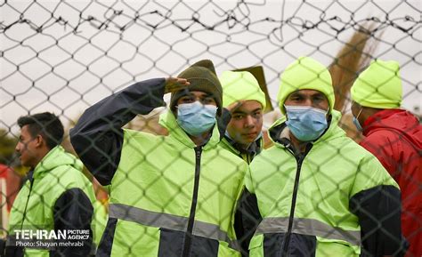 مانور مردانی با لباس‌های سرخ و سبز در تهران