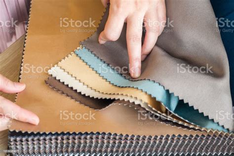 커튼용 직물을 선택하는 패브릭 컬러 샘플을 가진 여성 디자이너 갈색에 대한 스톡 사진 및 기타 이미지 갈색 결정 고름 Istock