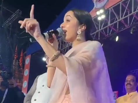 Shraddha Kapoor Sings Chahun Main Ya Naa From Aashiqui 2 At A Navratri