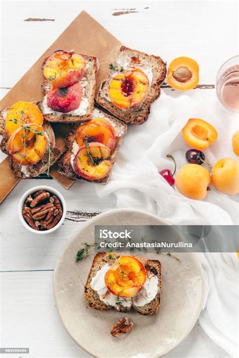 여름 간식 구운된 복숭아 크림 치즈 백 리 향와 피칸 고민 흰색 나무 배경 냉장된 장미 와인 한 잔과 샌드위치 건강한 식생활에 대한 스톡 사진 및 기타 이미지 Istock