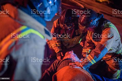 피해자를 돕는 소방 관 4 명에 대한 스톡 사진 및 기타 이미지 4 명 거리 구조 Istock