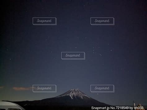 雪に覆われた山のクローズアップの写真・画像素材 Snapmart（スナップマート）