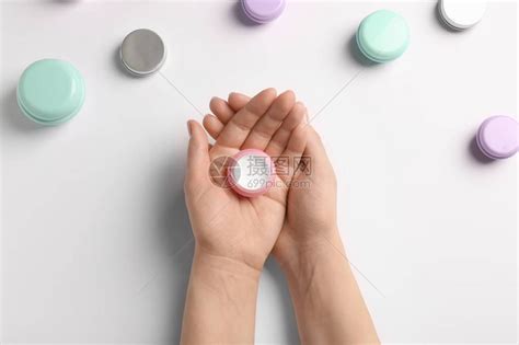 浅色背景下拿着一罐天然奶油的女手高清图片下载 正版图片505949672 摄图网