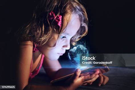 미래지향적인 홀로그램을 보고 있는 어린 소녀의 클로즈업 작은에 대한 스톡 사진 및 기타 이미지 작은 지구본 가상현실 Istock